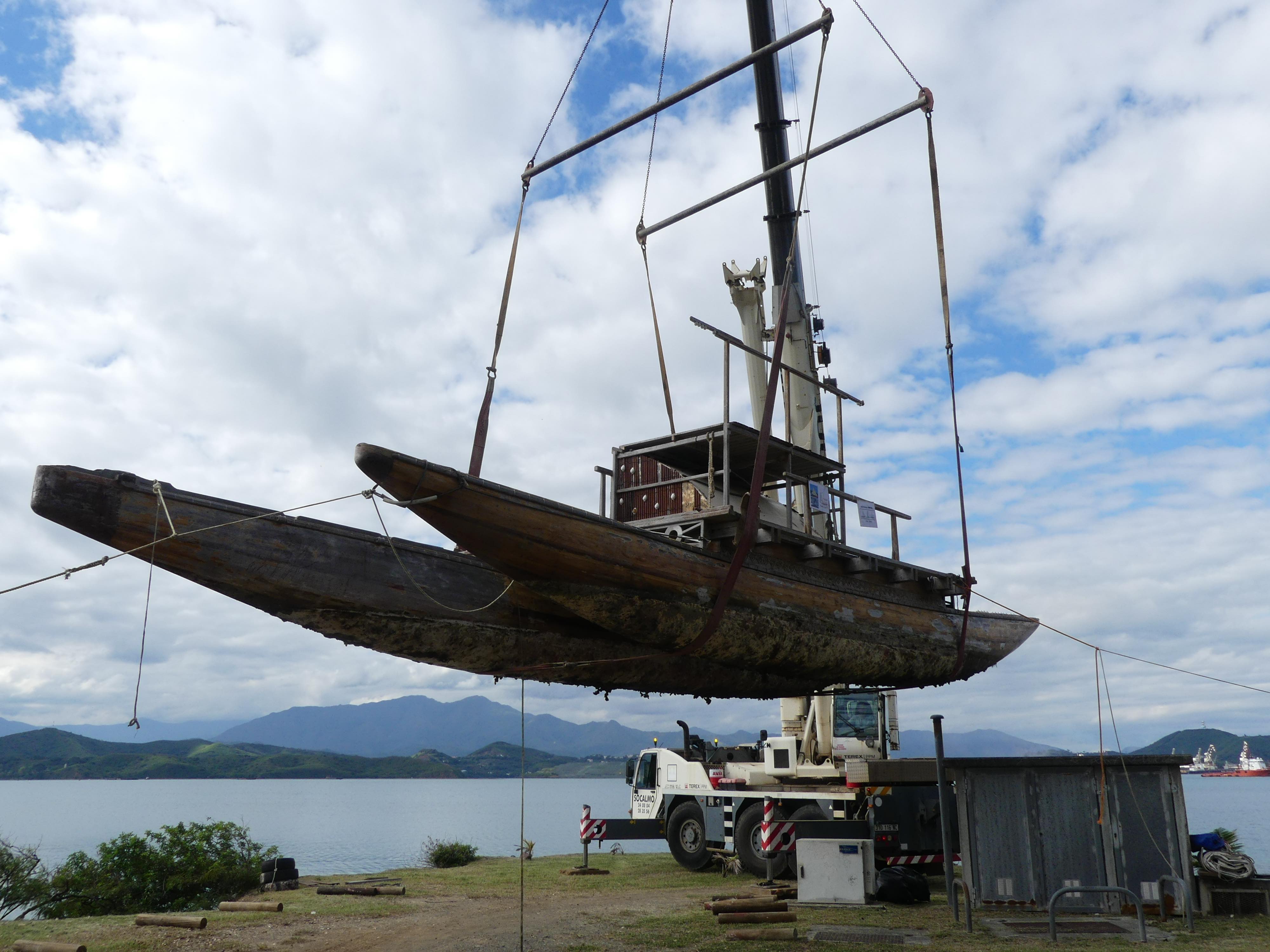 [VIDÉO] Une grande pirogue débarque... par grue à Nouville | Les ...