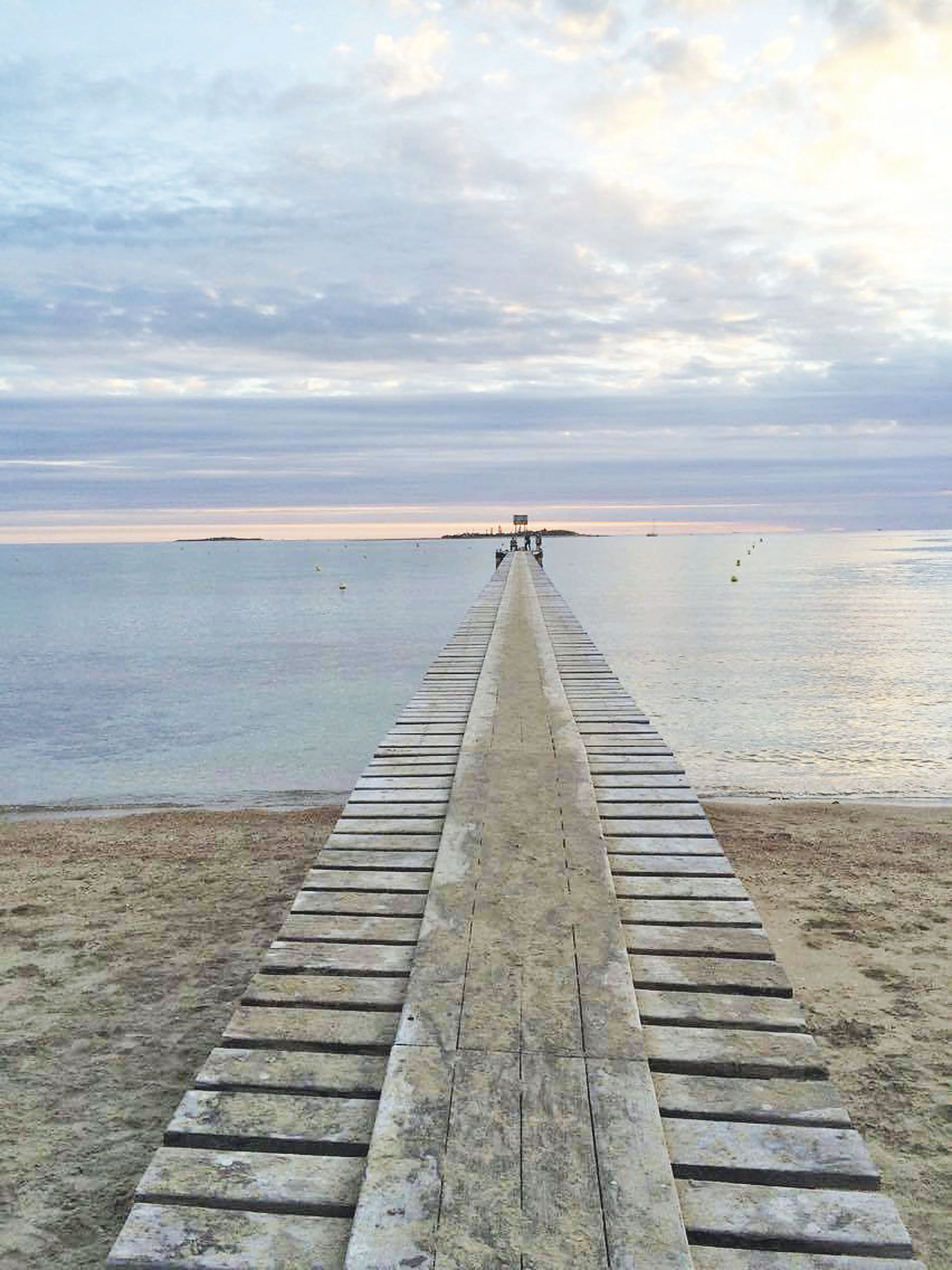 Au fil du ponton à la plage du Château Royal diaporama | Les Nouvelles ...