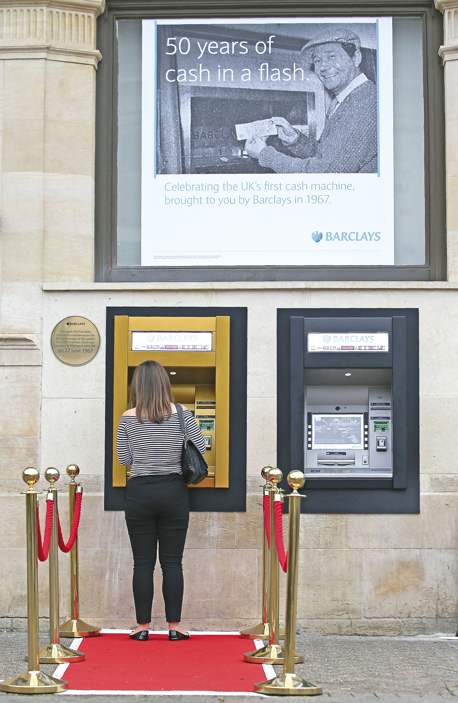 Le premier distributeur de billets fête ses 50 ans | Les Nouvelles ...