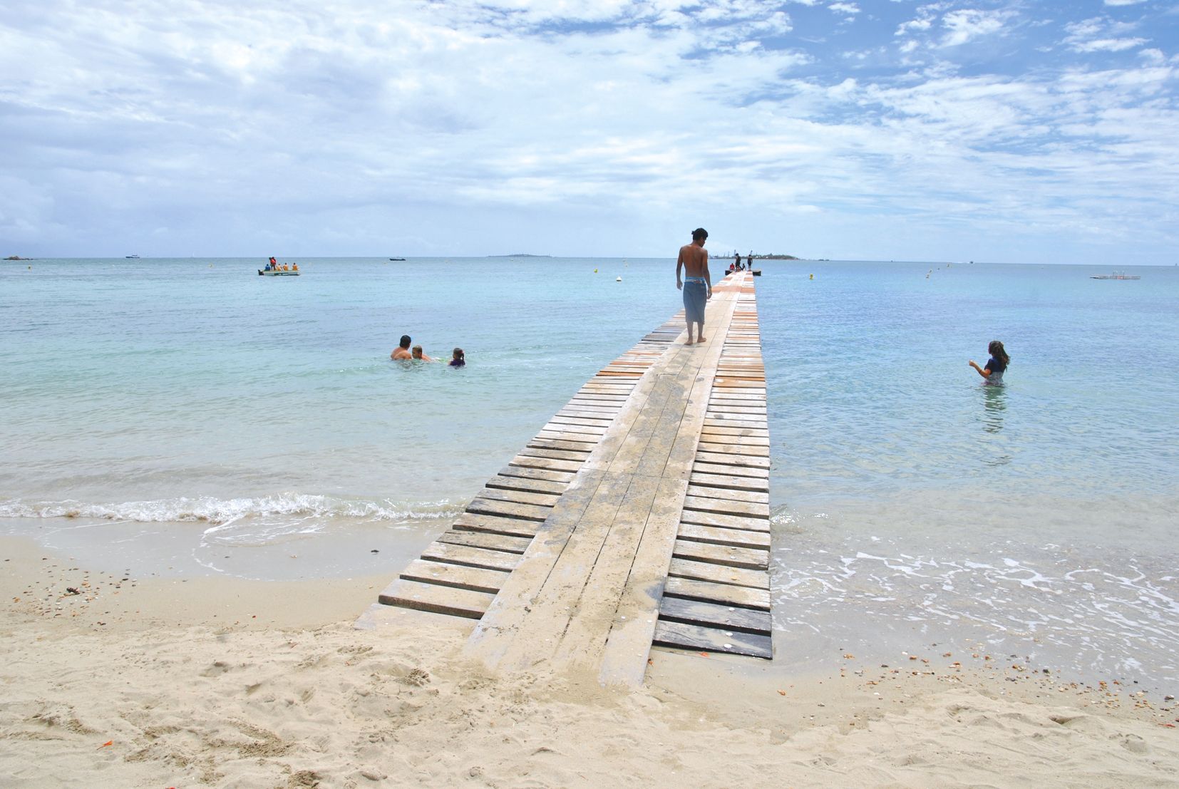Le ponton de la plage du Château Royal a rouvert | Les Nouvelles ...