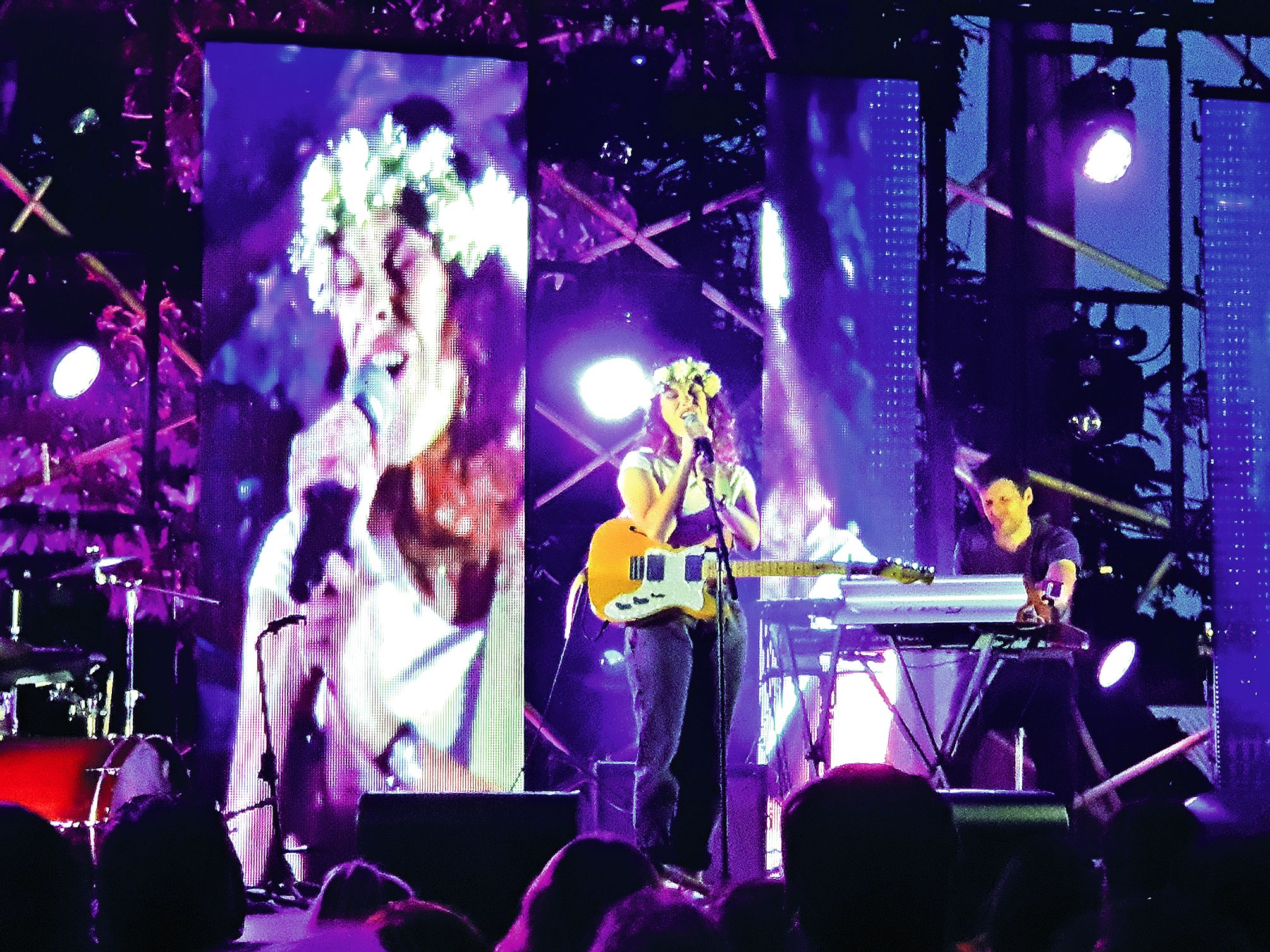 Julia Paul remplit les jardins du Château Hagen pour le lancement de ...