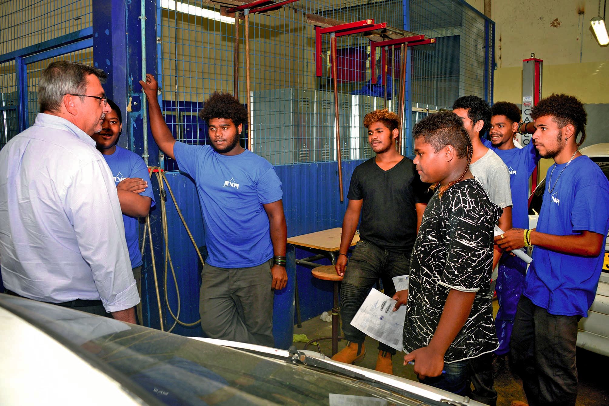 Philippe Germain en visite au lycée polyvalent Jules-Garnier | Les Nouvelles Calédoniennes