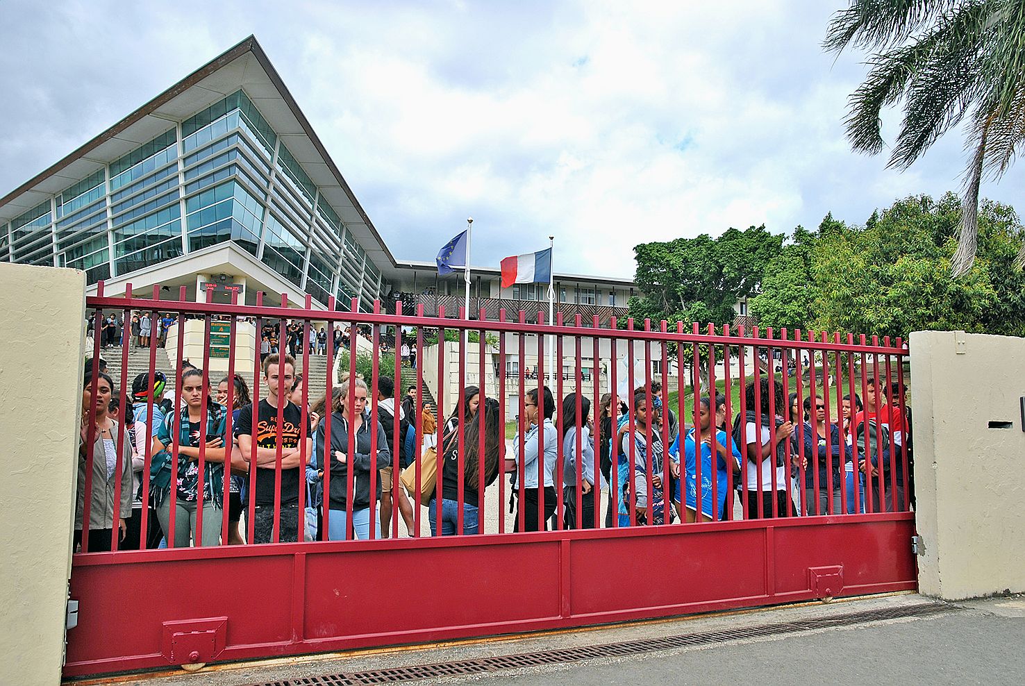 Mobilisation des parents d’élèves et débrayage au lycée du Grand Nouméa ...