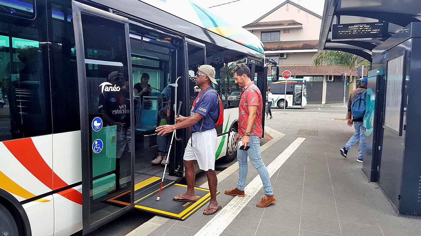 Les personnes à mobilité réduite invitées à tester le Néobus | Les ...