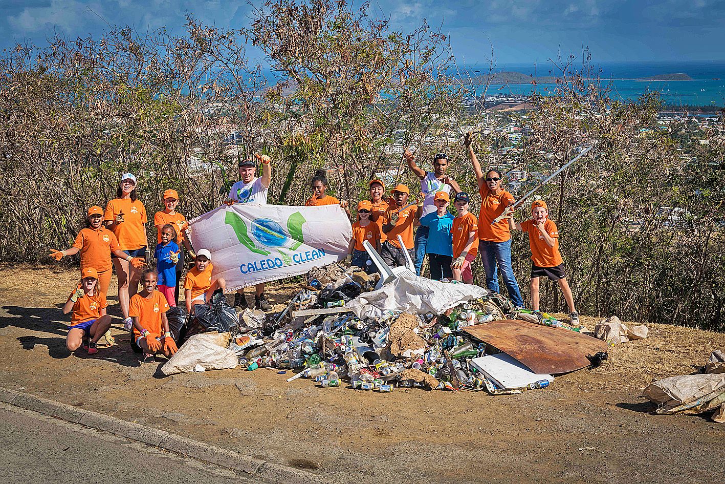 400 kilos de déchets ramassés au pied de la tour Mobilis | Les ...
