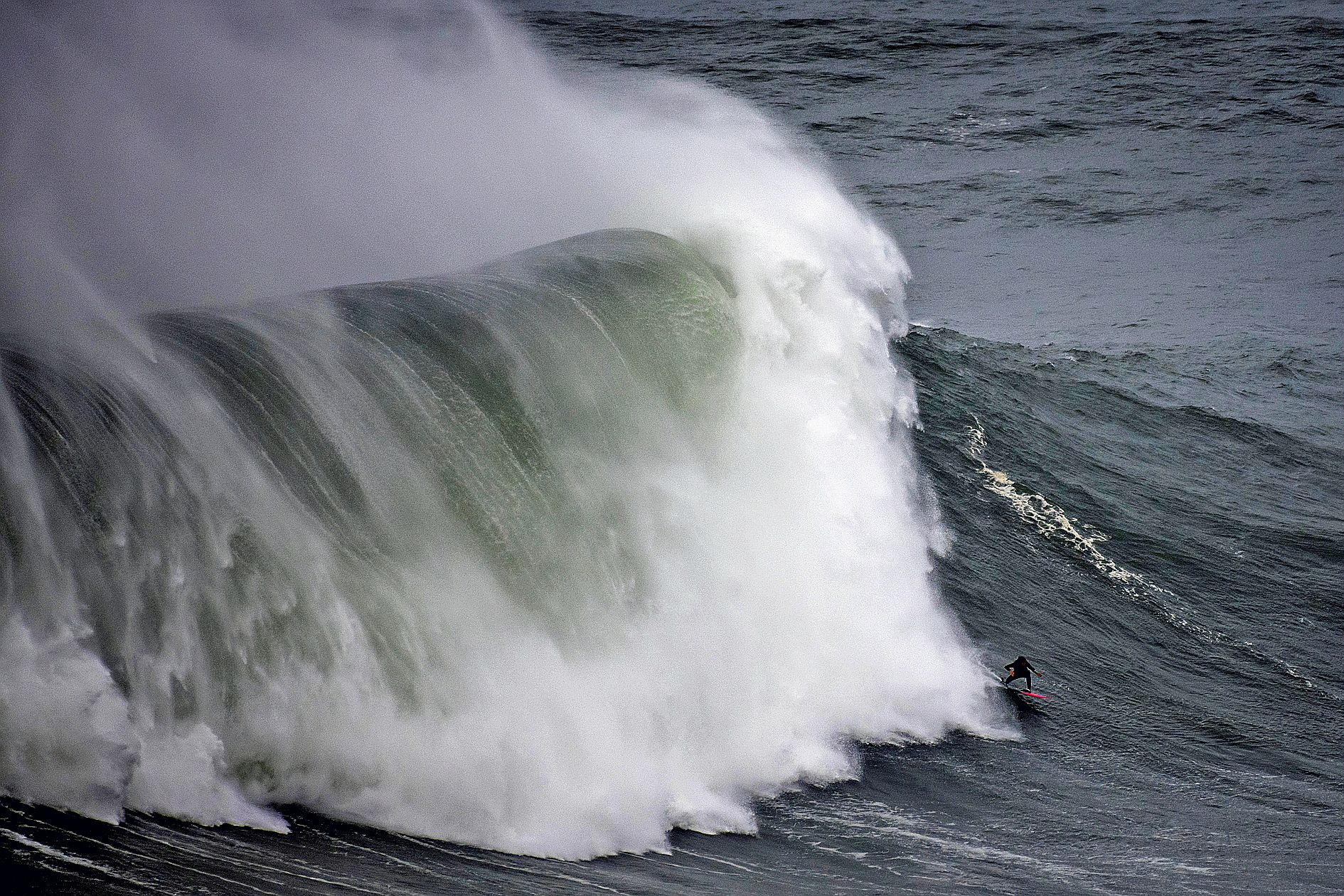 Surf de grosses vagues : Justine Dupont face au monstre | Les Nouvelles ...