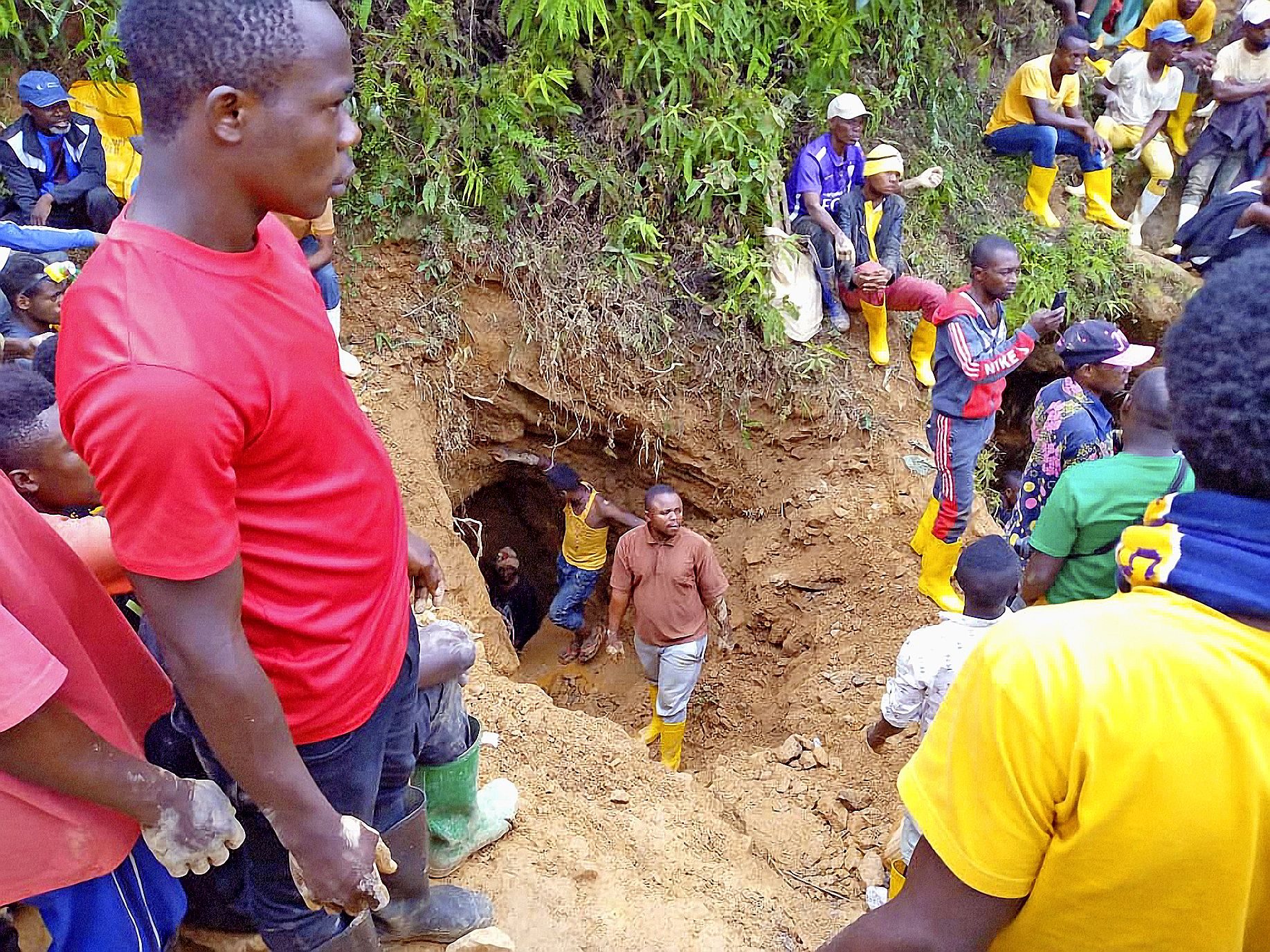 Accident minier en RDC : les premiers corps ramenés à la surface | Les ...