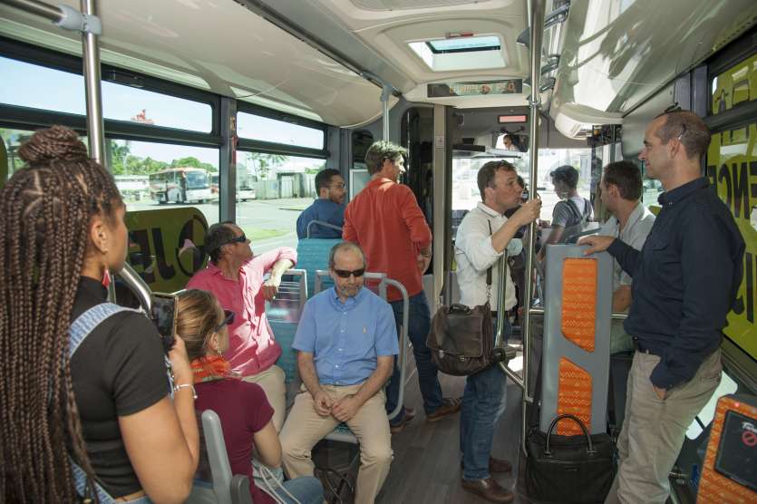 Le Néobus réalise son premier trajet avec des passagers | Les Nouvelles ...
